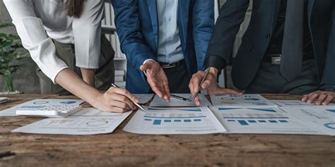 기업의 이익을 창출하는 전략 기획에 대한 재무 데이터 및 마케팅 성장 보고서 그래프와의 작업 분석 에 대한 비즈니스 팀 협업 Group A에 대한 스톡 사진 및 기타 이미지