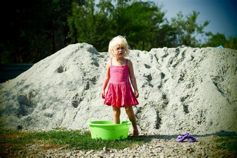 Armes kleines Mädchen stockfoto Bild von spiele eignung