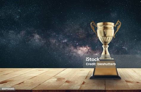 당신의 디자인을 위한 은하계 배경 복사 공간을 가진 나무 테이블에 챔피언 황금 트로피 Championship에 대한 스톡 사진 및 기타 이미지 Championship
