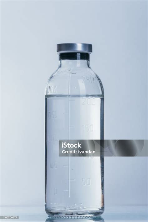 주사용 유리 의료 앰플 바이알 약은 암풀라에 있는 수성 용액을 가진 건조 백색 약 페니실린 분말 또는 액체입니다 닫습니다 0명에 대한 스톡 사진 및 기타 이미지 Istock