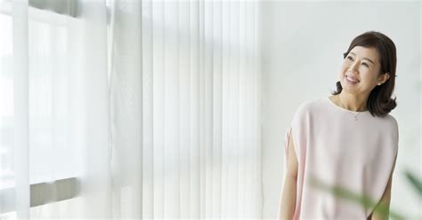 싱글벙글 웃는 표정의 여성 또래보다 훨씬 젊어 보인다