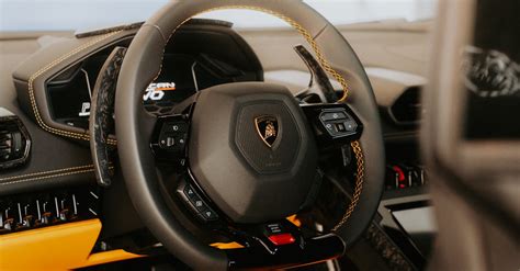 가죽 가죽 좌석 검은색 고급 고급 승용차 고급스러운 인테리어 고상한 고성능 고성능 차 권위있는 기술 노란색 다이나믹한 대시보드 독특한 람보르기니