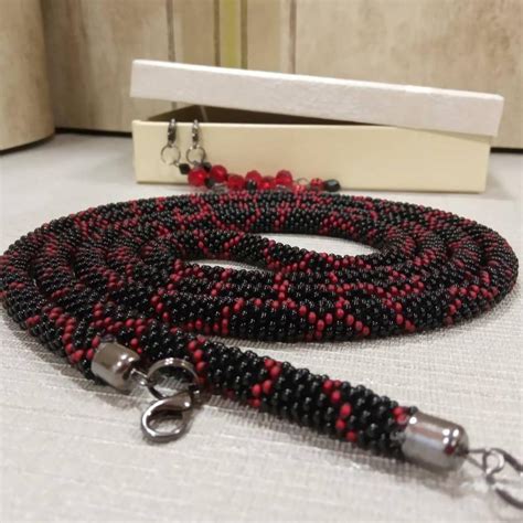 Жіноче намисто довгий джгут із чешського бісеру ларіат чорний з червоним — ціна 900 грн у