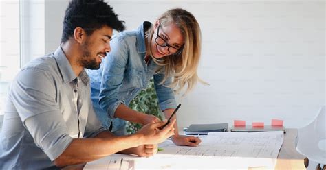사무실에서 함께 프로젝트를 진행하는 비즈니스 사람과 건축가 사진 Unsplash의 사진술 이미지