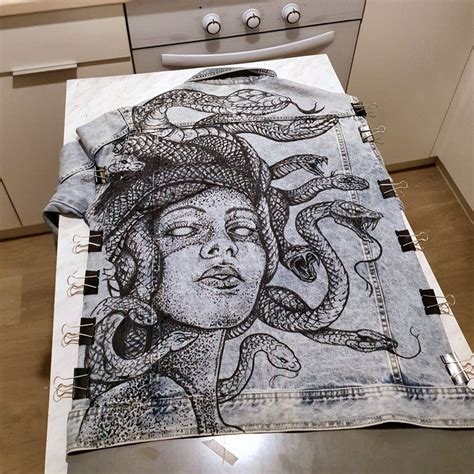 Чёрно белое арт тату Окрашивание ткани Черно белое Самодельные футболки