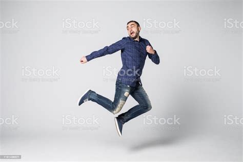 점프와 흰색 배경 위에 고립 된 카메라를 보고 행복 흥분 수염 남자의 전체 길이 초상화 모던 양식에 대한 스톡 사진 및 기타 이미지 모던 양식 백인종 보기 정적 활동