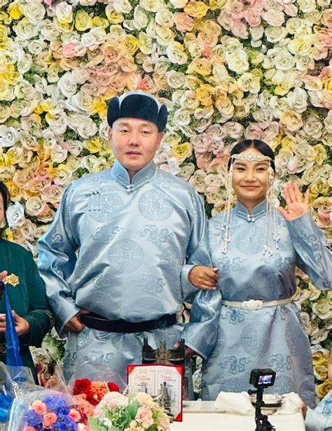 Дуучин Б Болд Х Мөнгөнцэцэг нар хуримаа хийж байна · Dorgio Mn