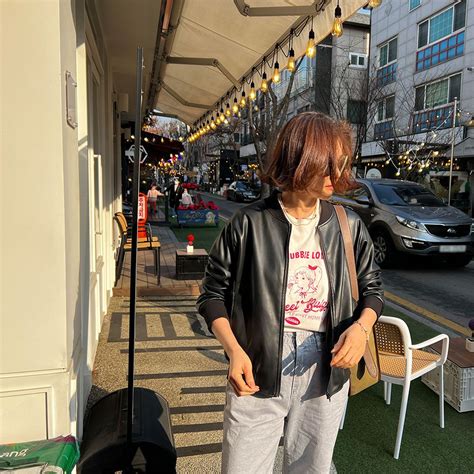 이질적이고 담대하고 자유롭게 표현되는 가죽소재의 레더 블루종자켓 루즈핏 가벼운 무게 적당히 존재감도 높여주기도 하고 세련된 매력을 발산하고 싶다면 제격이 될 듯 합니다