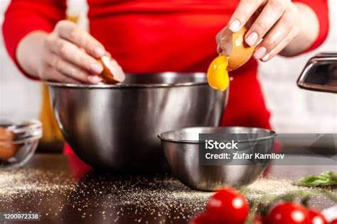 단계별로 이탈리아 파스타 페투치네를 만드는 수동 과정 파스타 메이커와 홈 파스타 밀가루 세몰라 디 그라노 두로 계란 토마토 바질은 나무 테이블에 누워 있습니다 레시피 건강한