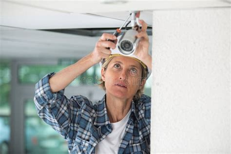 Funcionamiento Femenino Del T Cnico Del Cctv Del Profesional Foto De Archivo Imagen De Sistema