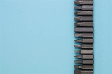 드라이버 복사 공간와 파란색 배경에 삼각형의 형태로 금속 비트의 행 강철에 대한 스톡 사진 및 기타 이미지 강철 개체 그룹 건설 산업 Istock