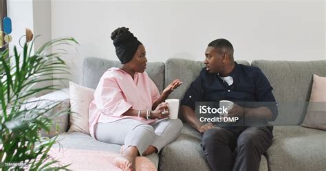 아침 이야기 그리고 결혼에 대한 의사 소통과 함께 소파에 흑인 커플 커피 휴식 아프리카 남자와 여자가 대화를 나누고 이야기하거나 집의 라운지에서 함께 2명에 대한 스톡 사진