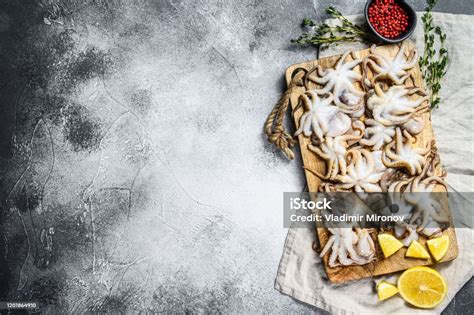 나무 그릇에 백리향과 레몬원시 문어 유기농 해산물 회색 배경입니다 맨 위 보기 텍스트를 위한 공간 0명에 대한 스톡 사진 및 기타 이미지 Istock