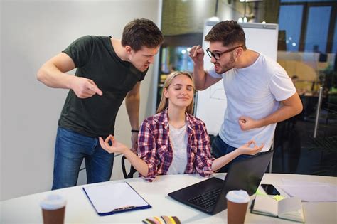 Hombres J Venes Enojados Se Paran Sobre La Modelo Rubia Y La Se Alan Foto Premium