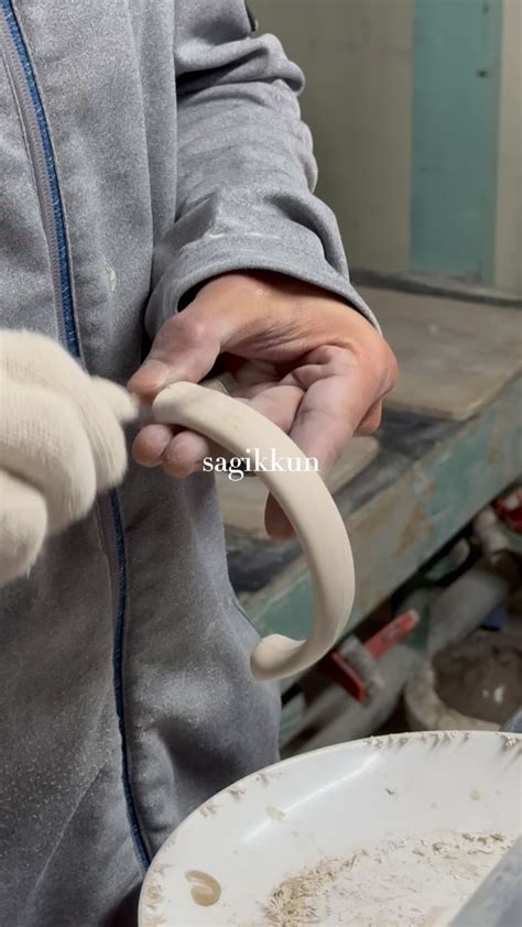 무안 도자기 생산공장 청년 도자기 사기꾼🇰🇷 흑소지의 무거운 매력에 빠져 볼래요 도자기사기꾼 무안도자기 도자기공장 도자기 루담 Instagram