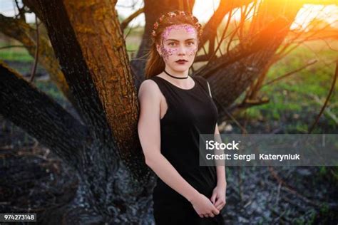 그녀의 얼굴에는 보라색 빛을 가진 아름 다운 젊은 여자 서 탄된 트리 근처 가루로 빻은에 대한 스톡 사진 및 기타 이미지 가루로 빻은 검은색 기술 Istock