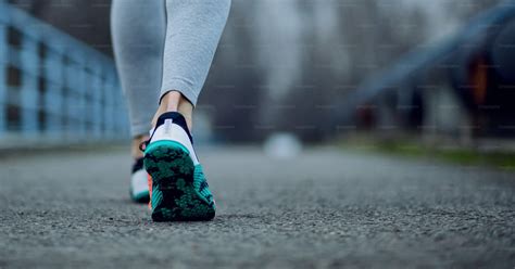 도로에서 달리는 여성 운동 선수의 클로즈업 사진 Unsplash의 세르비아 이미지