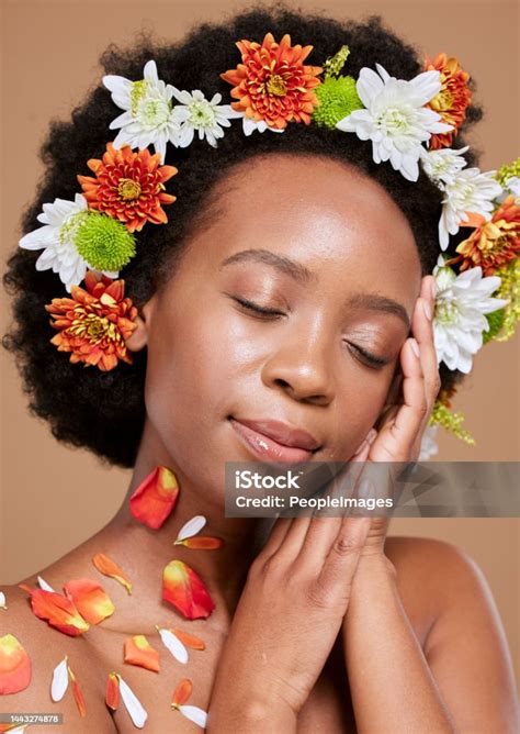 뷰티 플라워 크라운 또는 미용 스킨케어 또는 얼굴 웰빙 모델을 위한 갈색 스튜디오 배경의 흑인 여성 얼굴 초상화 피부 또는 고급
