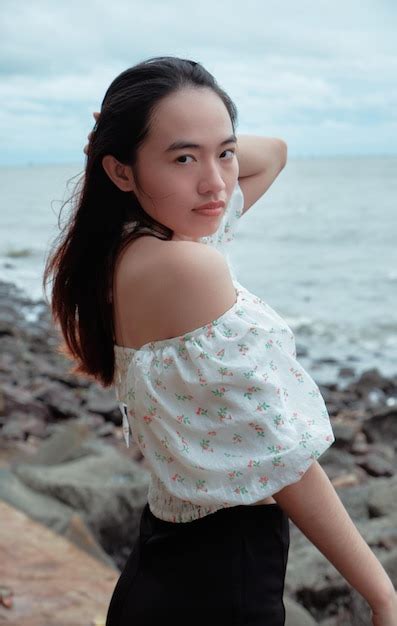 Premium Photo Girl On The Beach
