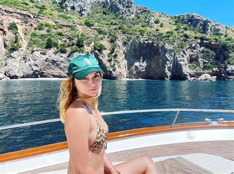 Ana De Armas Arrasa Con Las Fotos En Bikini De Sus Misteriosas