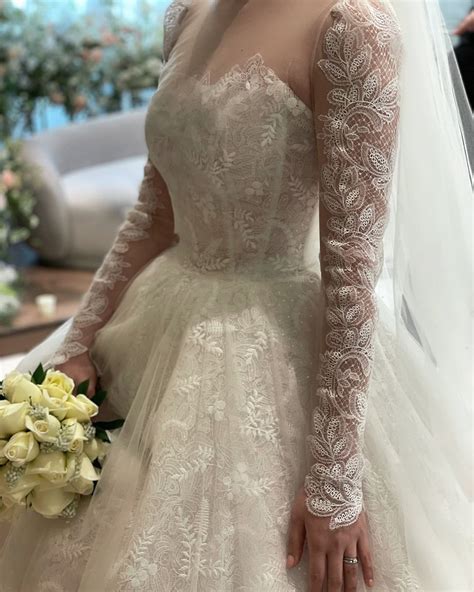 브라이덜헤미쉬 브라이덜헤미쉬 하우스오브에이미 더에이미 여린 느낌의 감성을 담아낸 클래식 레이스무드 이니스프리잎사귀 모티브 레이스를 안감으로 넣어 러블리하고