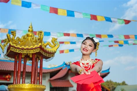Ein Schönes Asiatisches Mädchen Das Ein Rotes Kleid Trägt Kostenlose