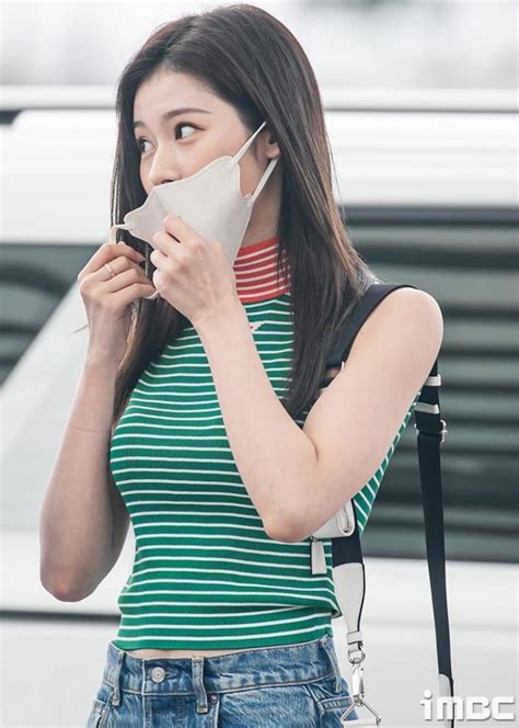 초록 줄무늬 민소매 입은 사나 If 걸그룹 연예인 짤티비 Jjtv Kr