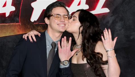 Cobra Kai Formou Casal Na Vida Real Atores Estão Noivos