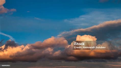 주황색 솜털 구름이 있는 일몰 푸른 하늘의 파노라마 대기 배경 구름 풍경 놀라운 하늘 배경 아늑한 벽지의 탁 트인 전망 디자인 스타일 배경 개념입니다 광고문안 공간 복사 0