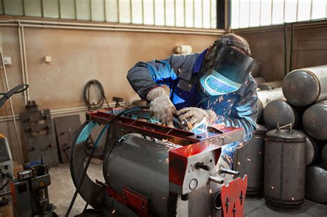작업자는 금속 튜브를 용접 아르곤 가스와 남자 손 용접 Inox 보일러 강철에 대한 스톡 사진 및 기타 이미지 강철 공장 산업 건물 백인종 Istock
