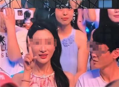 薛之谦演唱会“一个人来的”女士与眼镜哥，全是生意 知乎