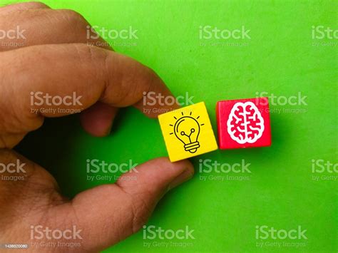 전구와 뇌 아이콘이 있는 컬러 큐브를 들고 있습니다 혁신의 개념 뇌졸중에 대한 스톡 사진 및 기타 이미지 뇌졸중 표지판
