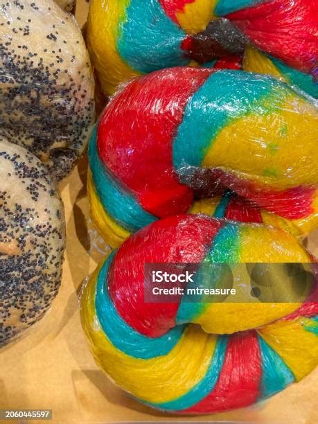 베이커리 트레이 디스플레이 베이글 줄 여러 가지 빛깔의 유약 및 양귀비 씨앗을 얹고 삶아서 구운 롤빵 고가 뷰 전경에 초점의