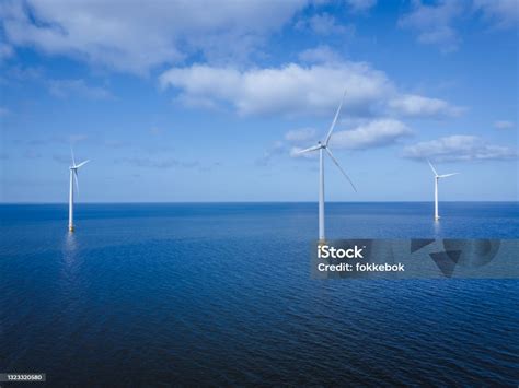 구름과 푸른 하늘이 있는 해상 풍차 공원 풍력 터빈 Flevoland 네덜란드 이즈셀미어가 있는 해양 드론 공중 보기의 풍차 공원 0명에 대한 스톡 사진 및 기타 이미지