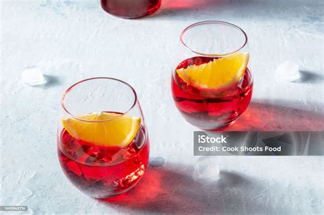 네그로니 아페리티프 칵테일과 아페롤 캄파리 신선한 오렌지 차가운 음료 0명에 대한 스톡 사진 및 기타 이미지 0명 감귤류 과일 고명 Istock
