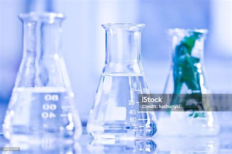 자연 약물 연구 유리 제품에서 천연 유기 및 과학 추출 대체 녹색 약초 실험실 및 개발 개념 스톡 사진 메이크업 화장품에 대한