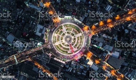 자동차와도 로터리 많이 태국 방콕 야이 Wongwian 밤 빛에 거리 큰 아름 다운 시내입니다 조감도 평면도 도시 풍경 러시 아워 교통 체증 건축에 대한 스톡 사진 및 기타