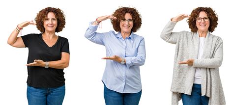 흰색 위에 중 년 고위 여자의 콜라주 배경 손으로 크고 큰 크기 표시 측정 기호를 보여주는 몸짓 고립 카메라를 보고 웃 고 측정 개념입니다 갈색 머리에 대한 스톡 사진 및