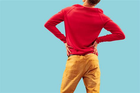 파란 스튜디오 배경에서 포즈를 취하는 트렌디한 컬러 의상을 입은 청년 백 뷰 20 24세에 대한 스톡 사진 및 기타 이미지