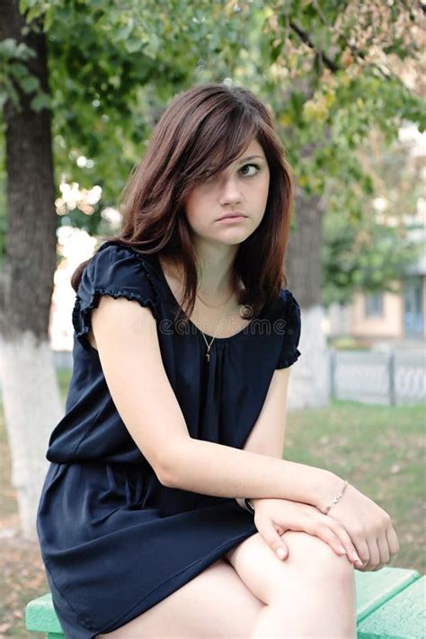 Ritratto Di Giovane Bella Ragazza In Un Parco Immagine Stock Immagine Di Alberi Femminile