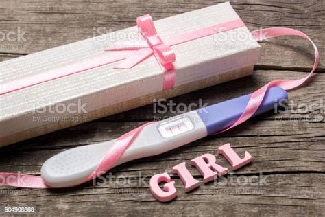 여 자가 태어난 것입니다 나비 나무 배경에 핑크 리본 선물 상자와 두 개의 스트립 긍정적인 임신 테스트 건강관리와 의술에 대한 스톡 사진 및 기타 이미지 Istock