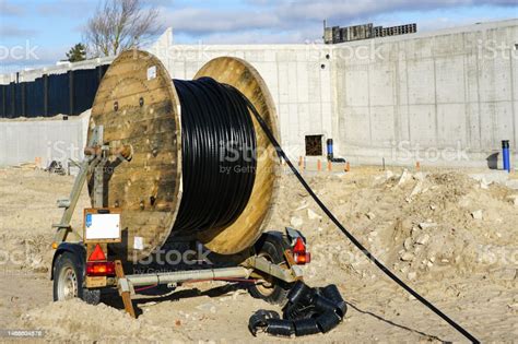 두꺼운 검은색 고전압 전원 케이블이 있는 큰 나무 스풀이 있는 가벼운 트레일러 0명에 대한 스톡 사진 및 기타 이미지 0명 건설 산업 건설 현장 Istock