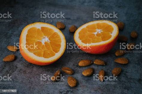 회색 표면에 얇게 썬 오렌지와 아몬드 견과류의 근접 촬영 0명에 대한 스톡 사진 및 기타 이미지 0명 건강한 식생활 견과 Istock