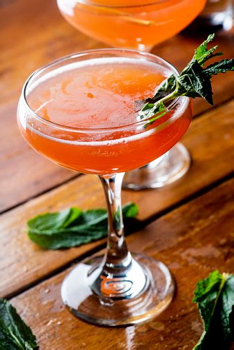 칵테일 진 보드카 럼 또는 위스키로 만든 알코올 음료에 소다수 과일 주스 라임과 체리를 곁들인 장식 클래식 한 미국 바 음료 0