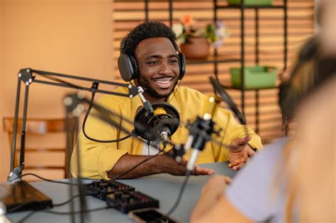 활기찬 스튜디오 환경에서 쾌활한 호스트와 게스트와 함께 팟캐스트 토론을 즐길 수 있습니다 2명에 대한 스톡 사진 및 기타 이미지 2명 Radio Show 남자