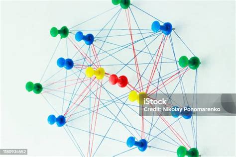 색깔바늘은 실로 상호 연결되며 서로 상호 작용의 개념이며 각각은 별도로 연결되는 다른 색상의 바늘과 별도로 연결됩니다 3차원