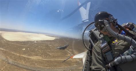 Ai 전투기 시험 비행에 직접 참여한 美 75세 장관 [포착]