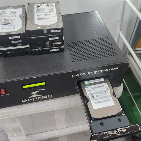 안녕하세요 정팩코리아입니다 디가우저 천공 파쇄 이렇게 쓰리콤보로 신청하는 회사 관공서도 있습니다 제가 말씀드리자면 저 중에 하나만 해도 보안파기에 문제 없습니다