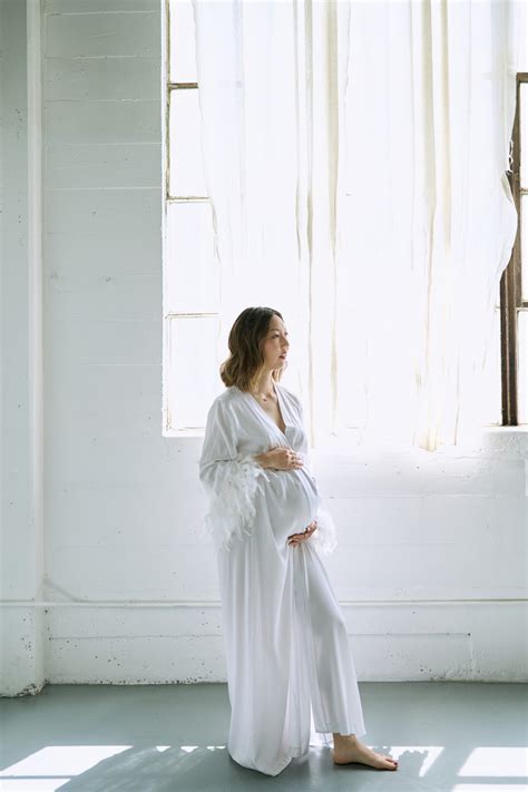 Outfits For A Classic And Timeless Maternity Photoshoot Trend Envy