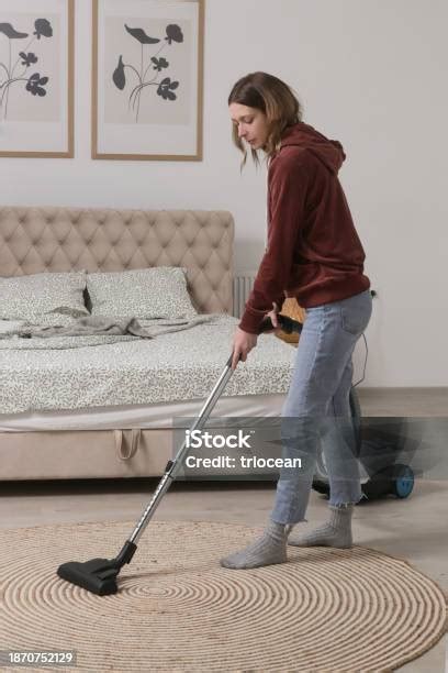 방을 진공 청소기로 청소하는 주부 가정 생활 아파트 청소 개념 진공청소기에 대한 스톡 사진 및 기타 이미지 진공청소기 40 44세 가사 집안일 Istock